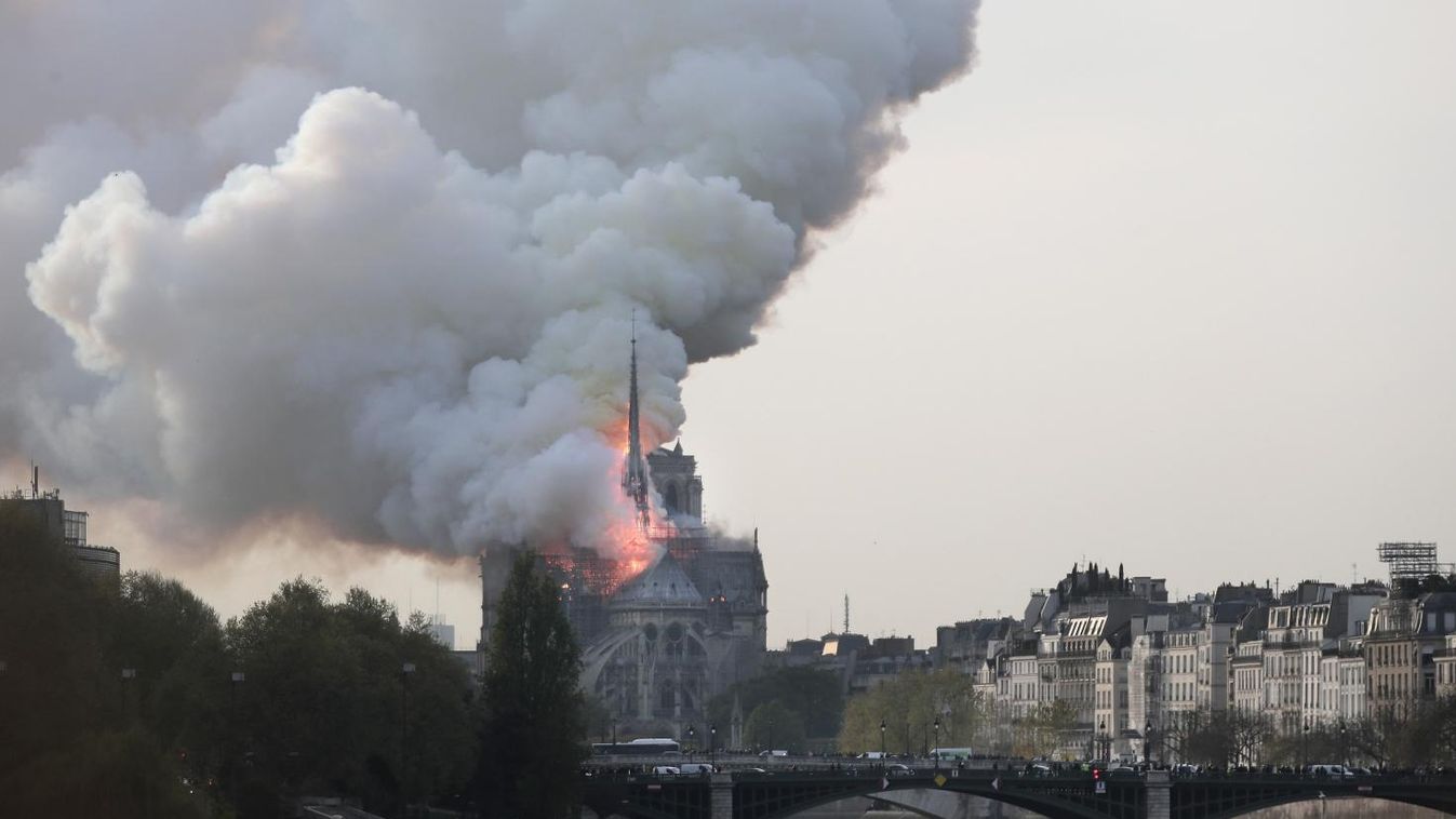 Lángol a párizsi Notre Dame