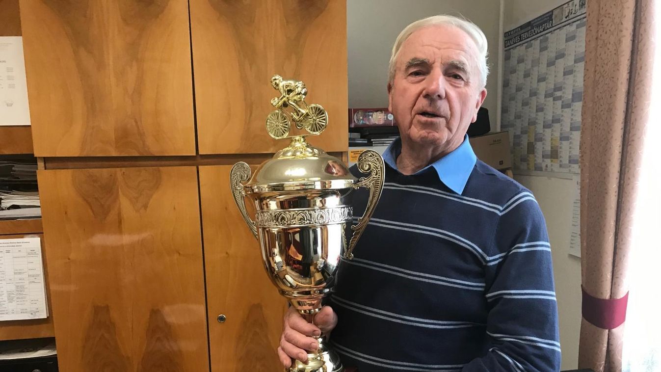 Szabó János tanár urat 77 évesen is a közlekedés oktatása élteti