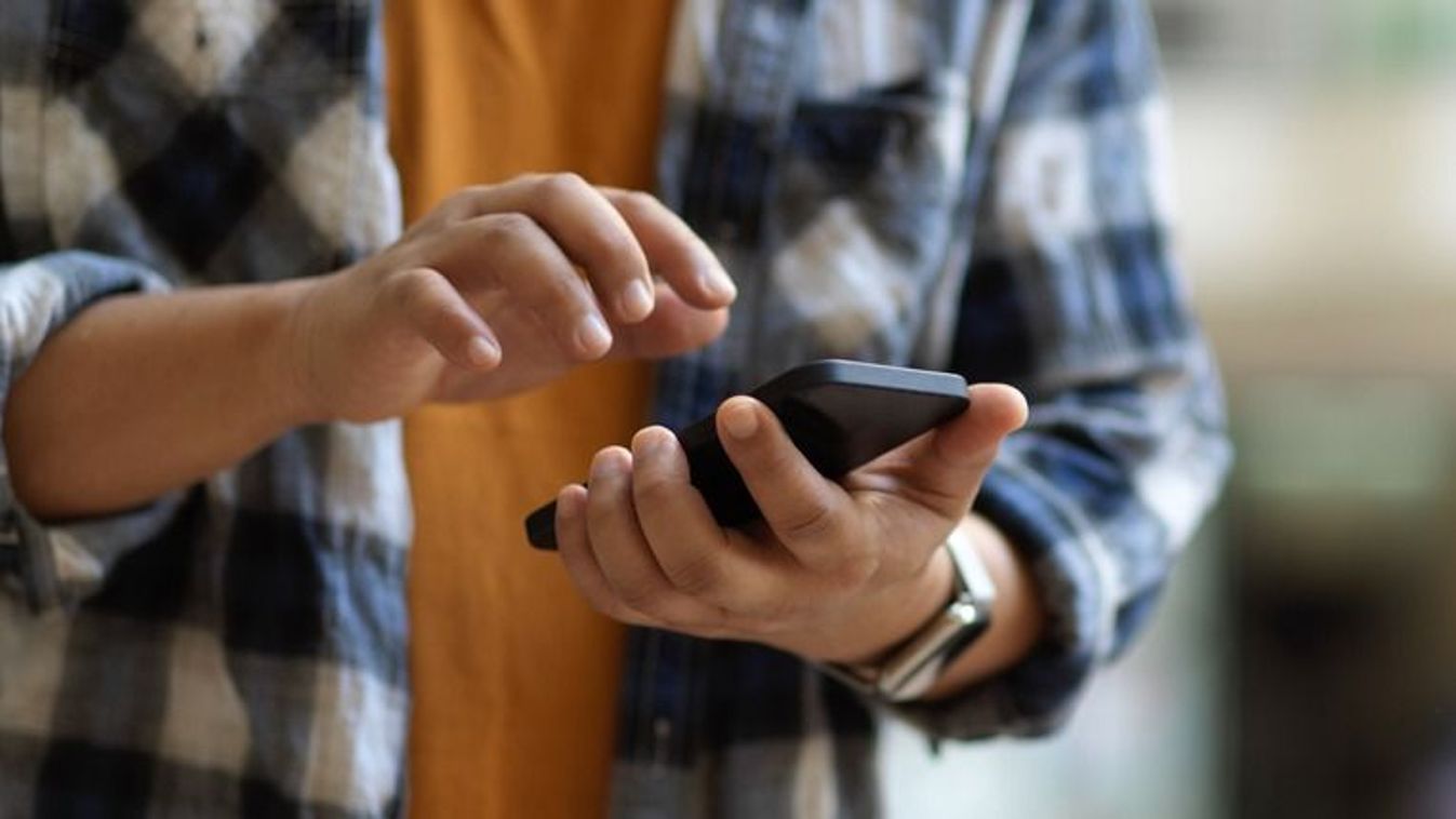 Véletlenül meglopott barátjának küldte el az sms-t, hogy dugja el az ...