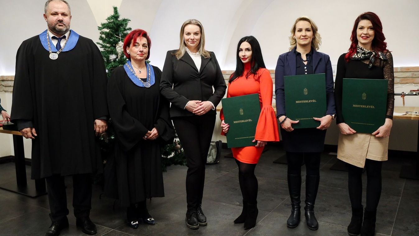 Fogadalmat tettek: fodrász, kozmetikus, autószerelő szakmákban avattak ...