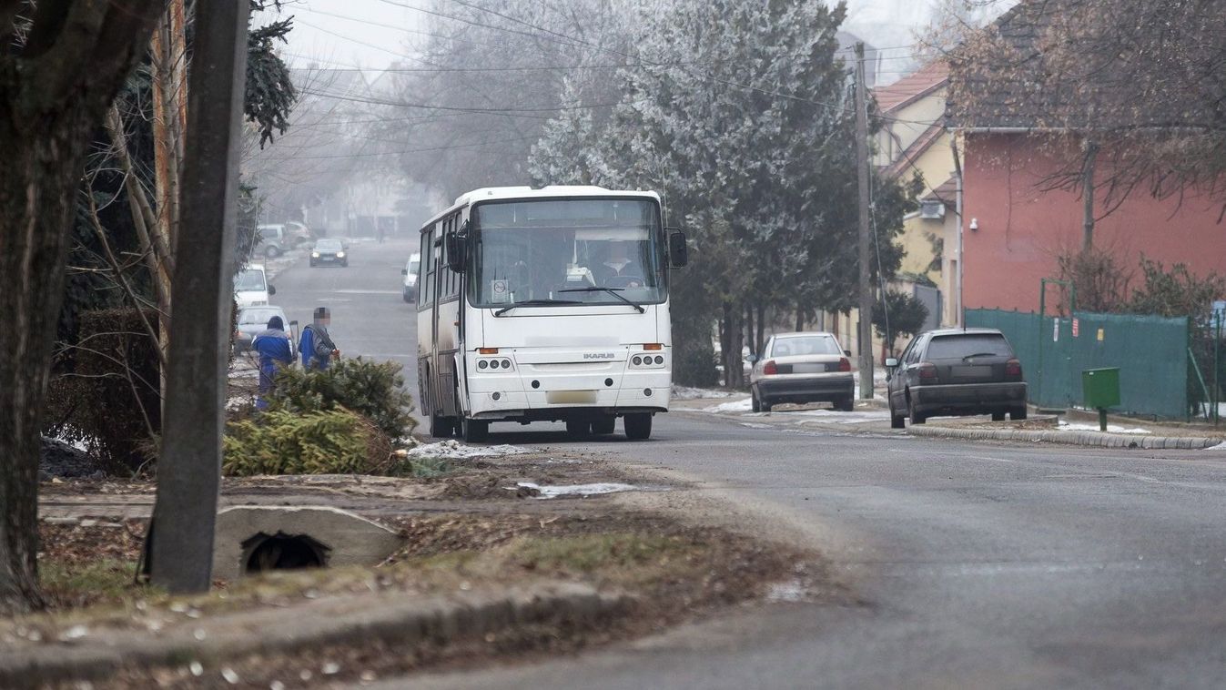 Keresztbe állt egy teherautó és az egyik busz, ezért akadt el a többi jármű is a 25-ös főúton