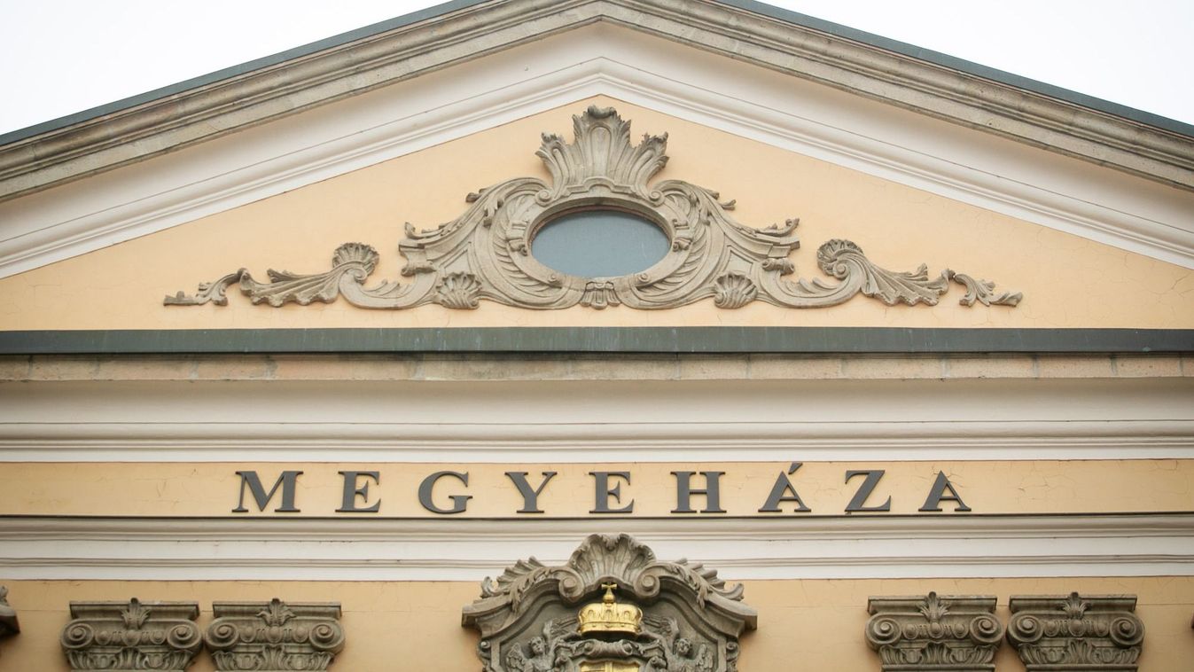 Marad a megyeháza felirat az egri épületen