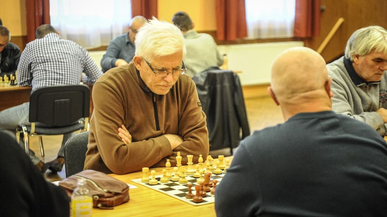 Vajda Albert fiatalok közé ékelődött Mezőkövesden