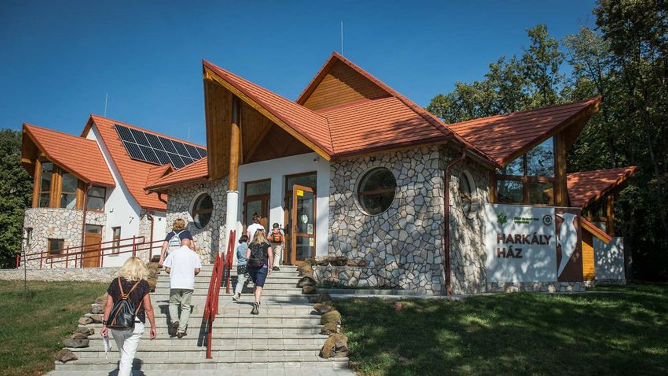 A Cincér tanösvényen át a Harkály Házig sétálnak