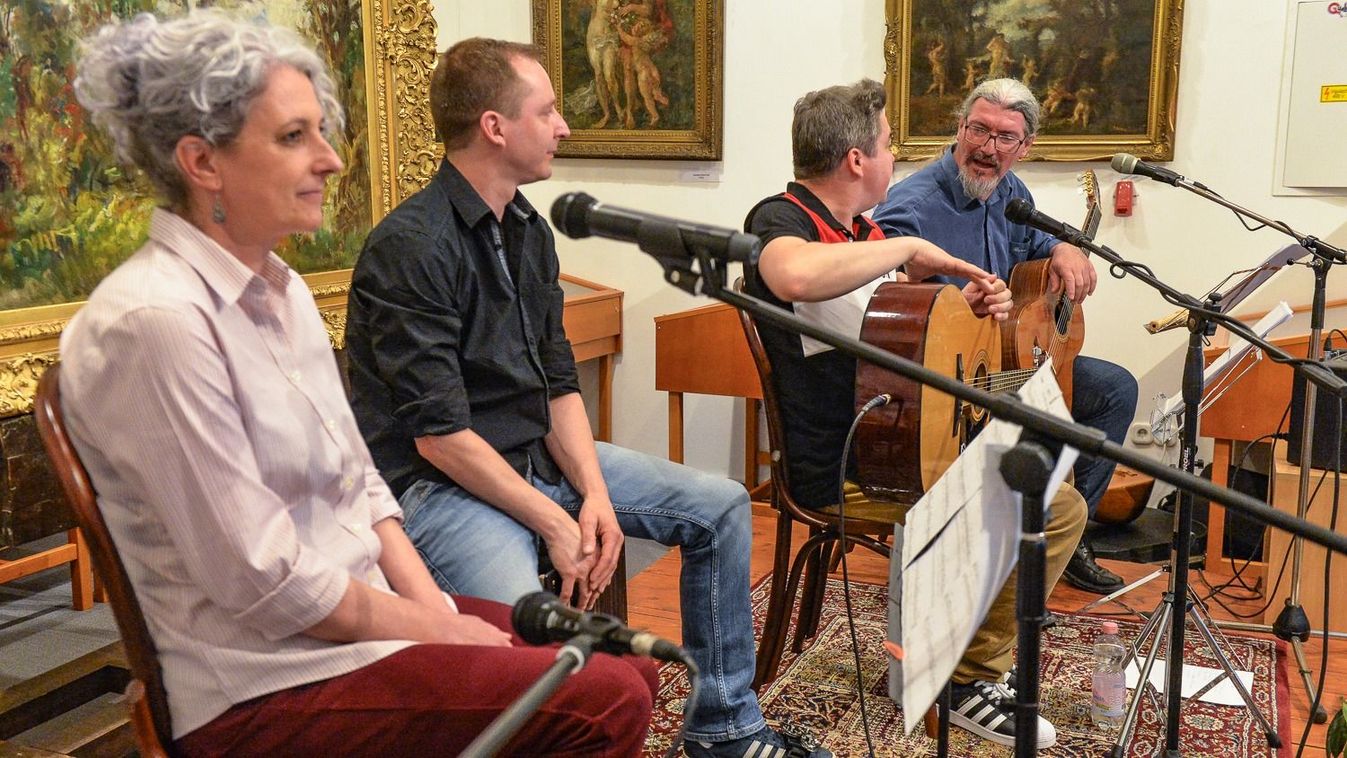 Megénekelték Petőfi verseit a gyöngyösi könyvtárban