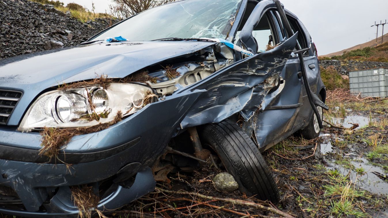 Defektes autó csapódott szalagkorlátnak az M3-ason