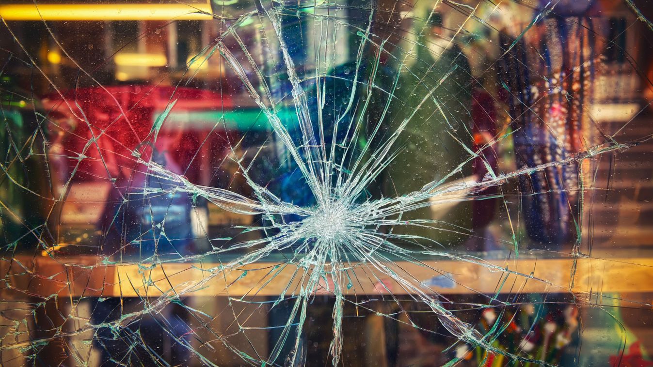 Dühében kővel dobálta a gyöngyösi fegyverbolt kirakatát