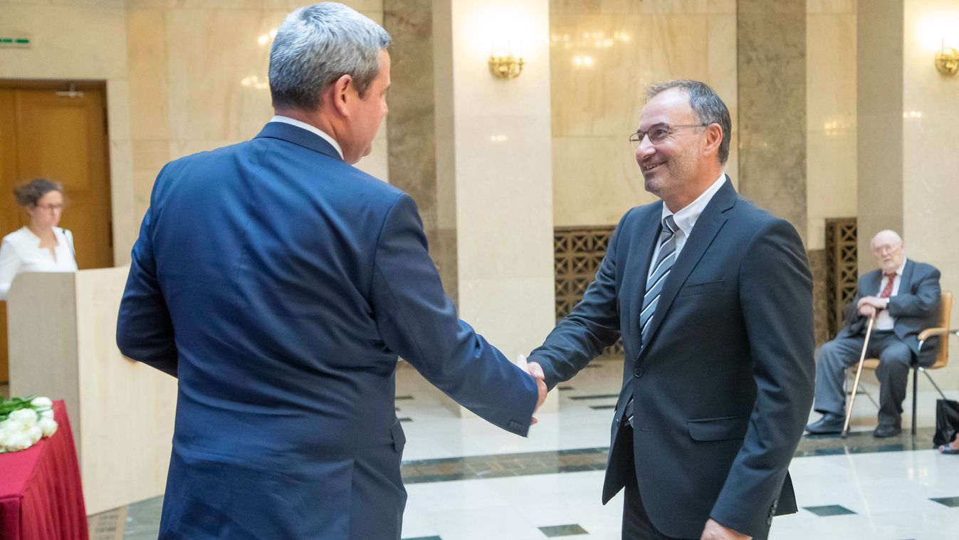 A fájdalom csillapítása a munka legszebb része a kitüntetett egri orvos ...