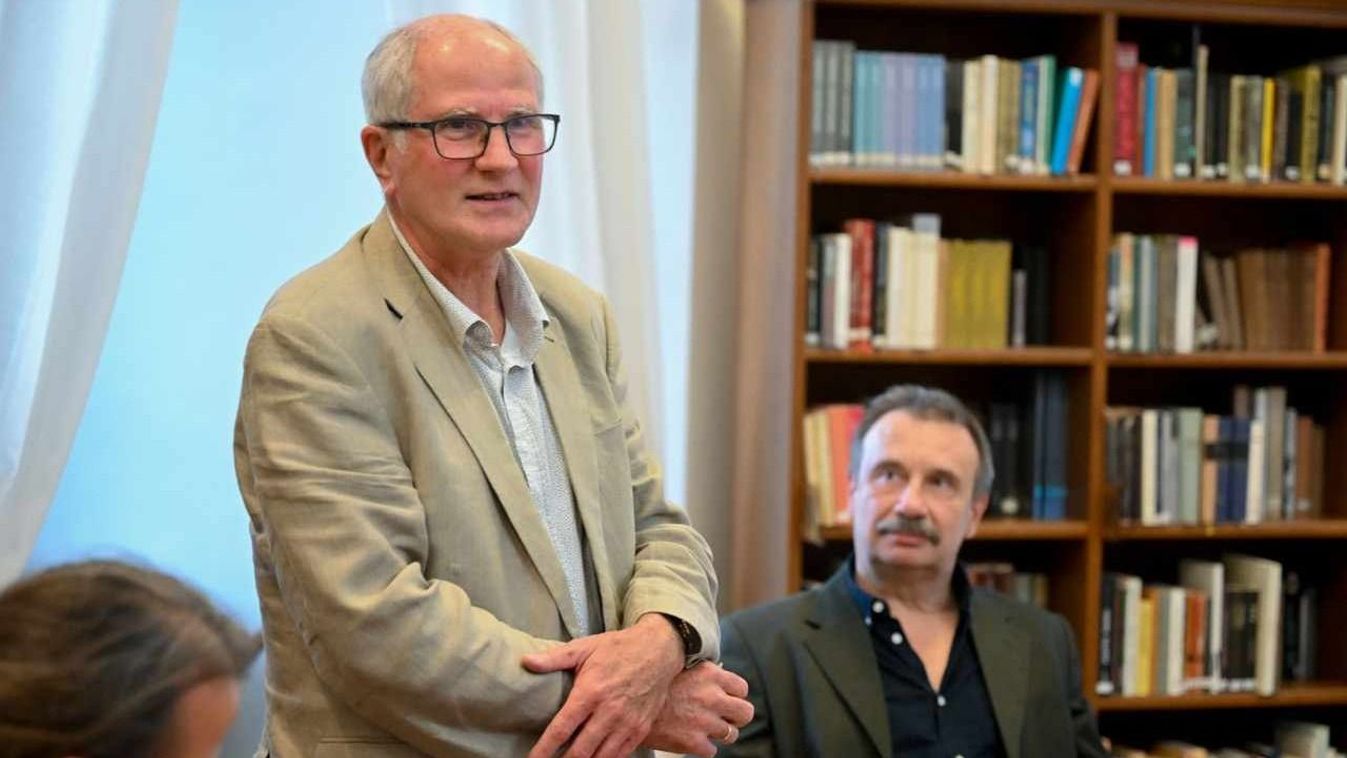 Professor emeritus lett az egri egyetemen a nyugdíjba vonuló Loboczky János