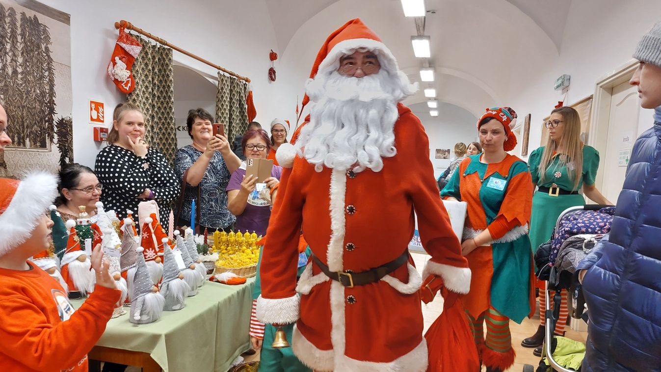 Négyszáz rászoruló gyermek kapott ajándékot a Kis Bocs Mikulástól + videó