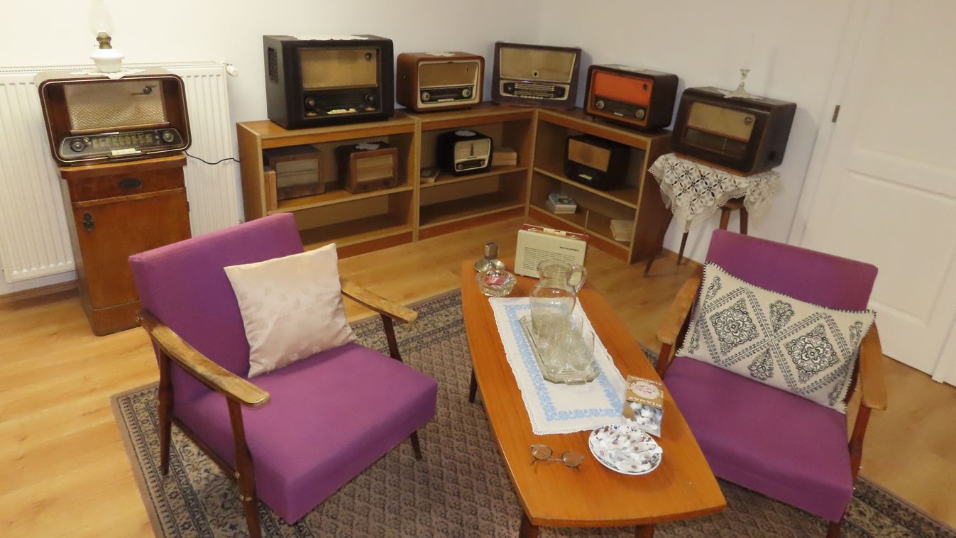 Különleges régi rádiókból nyílt kiállítás Sirokban