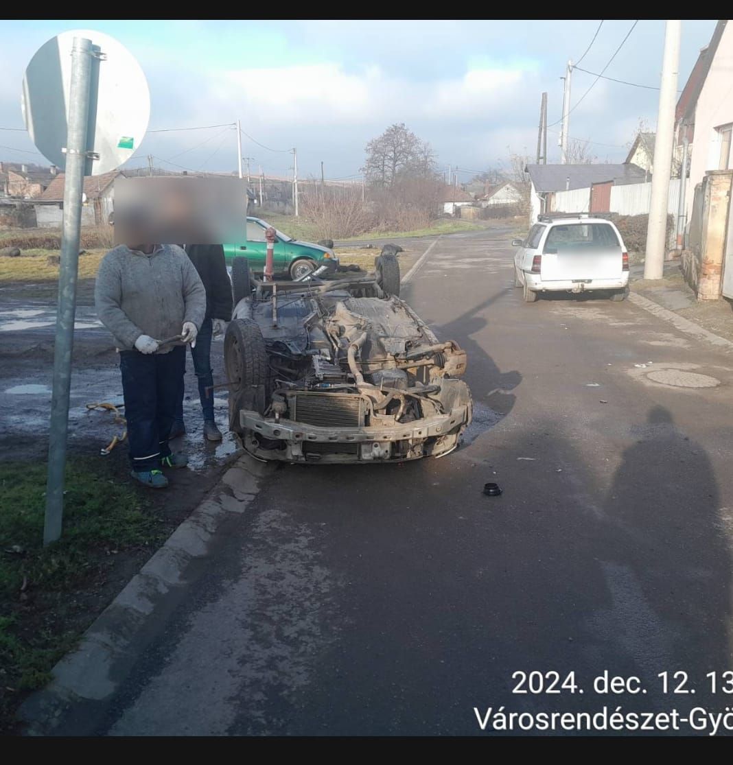Szétkaptak egy autót Gyöngyösön