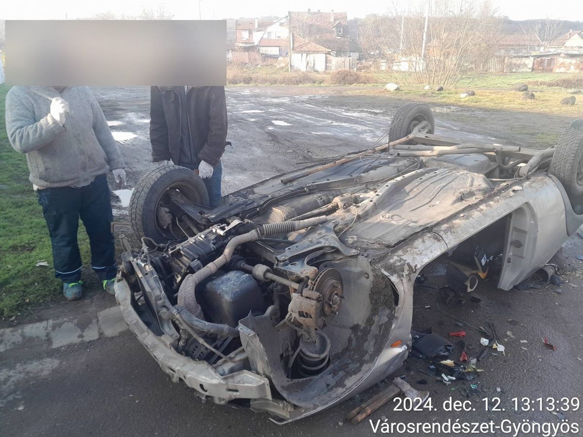 Szétkaptak egy autót Gyöngyösön