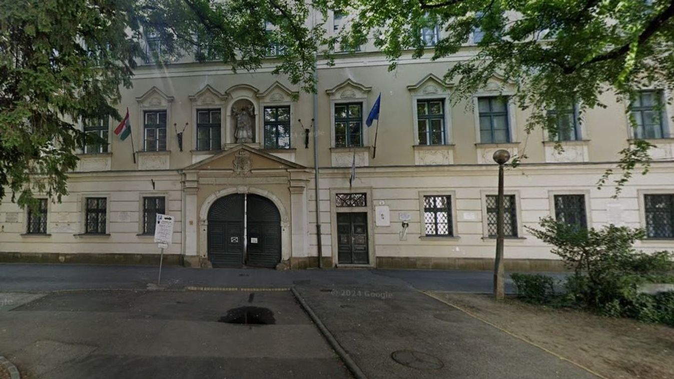 Különleges épület az egri iskola udvarán