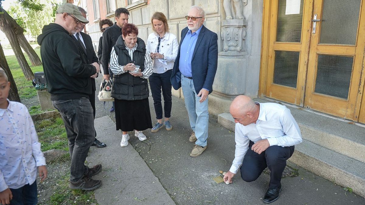 Botlatókövek őrzik az áldozatok neveit