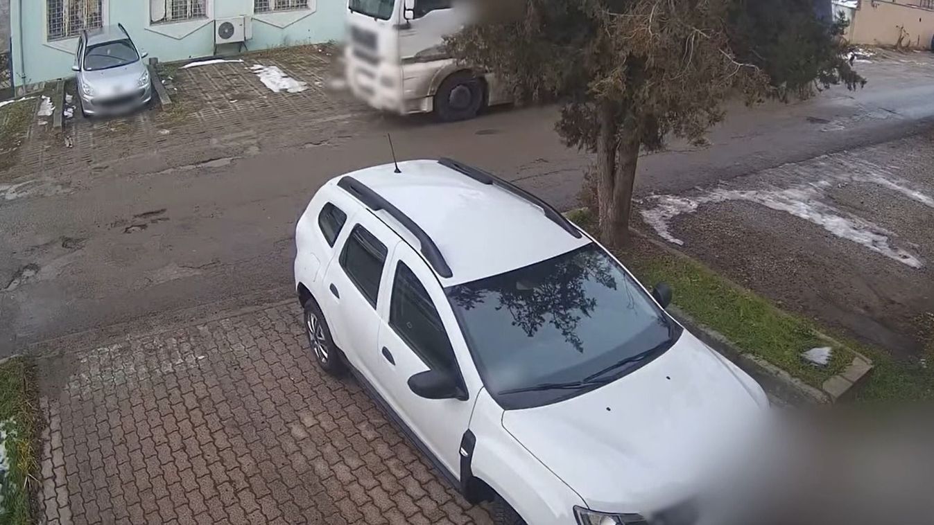 A vasúti átjáró sorompójánál állt meg az elszabadult kamion – vádat ...