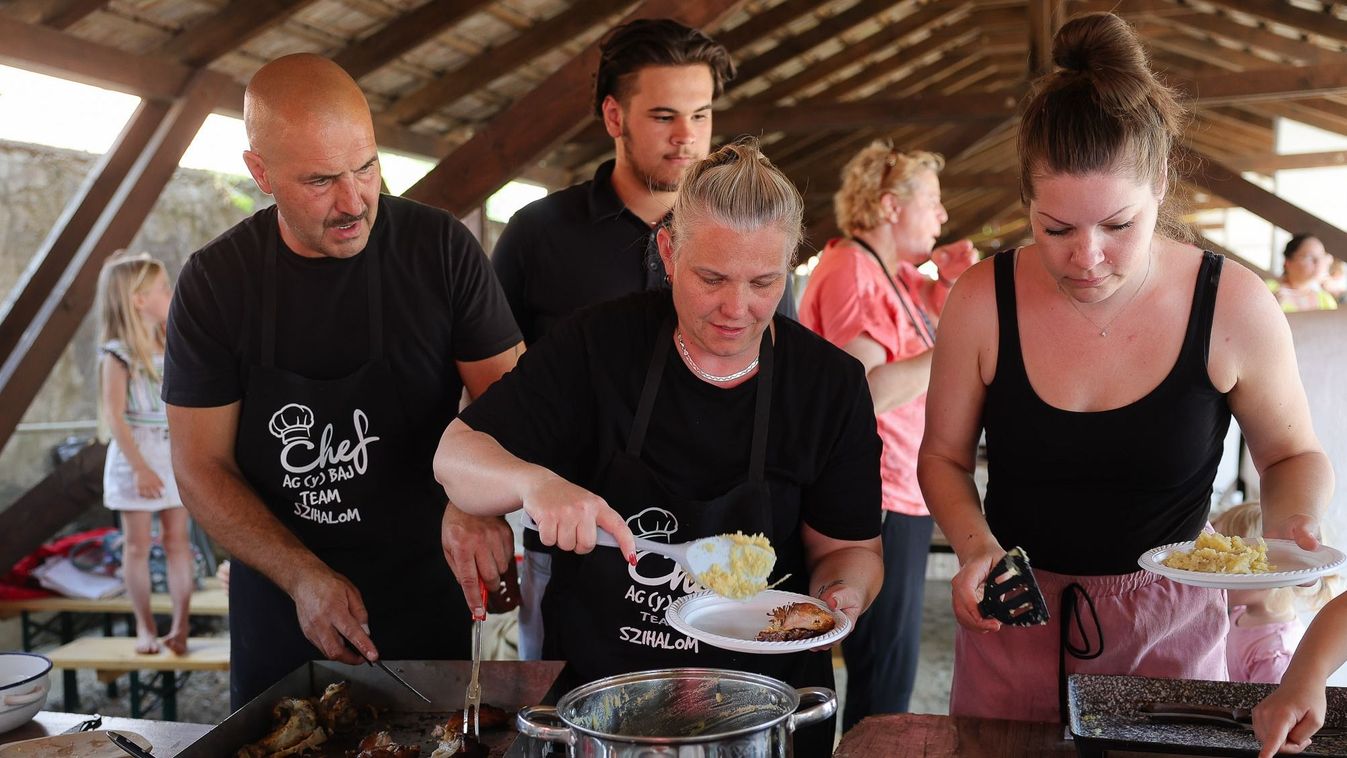 Szulák Andrea lép fel a kemencés udvarban