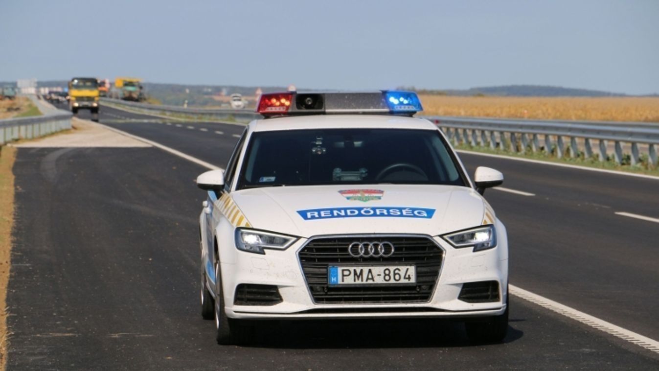 Felborult egy autó az M3-as autópálya gödöllői szakaszán.