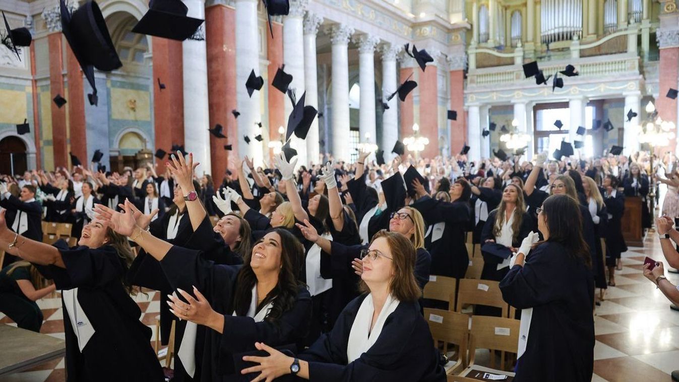 Jubileumi tanévet ünnepelt az Eszterházy Károly Katolikus Egyetem