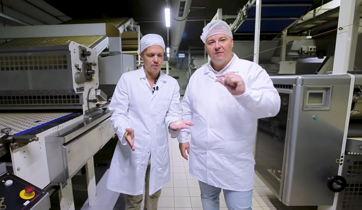 A Detki Keksz gyár kulisszatitkaiba nyújtott betekintést a híres youtuber