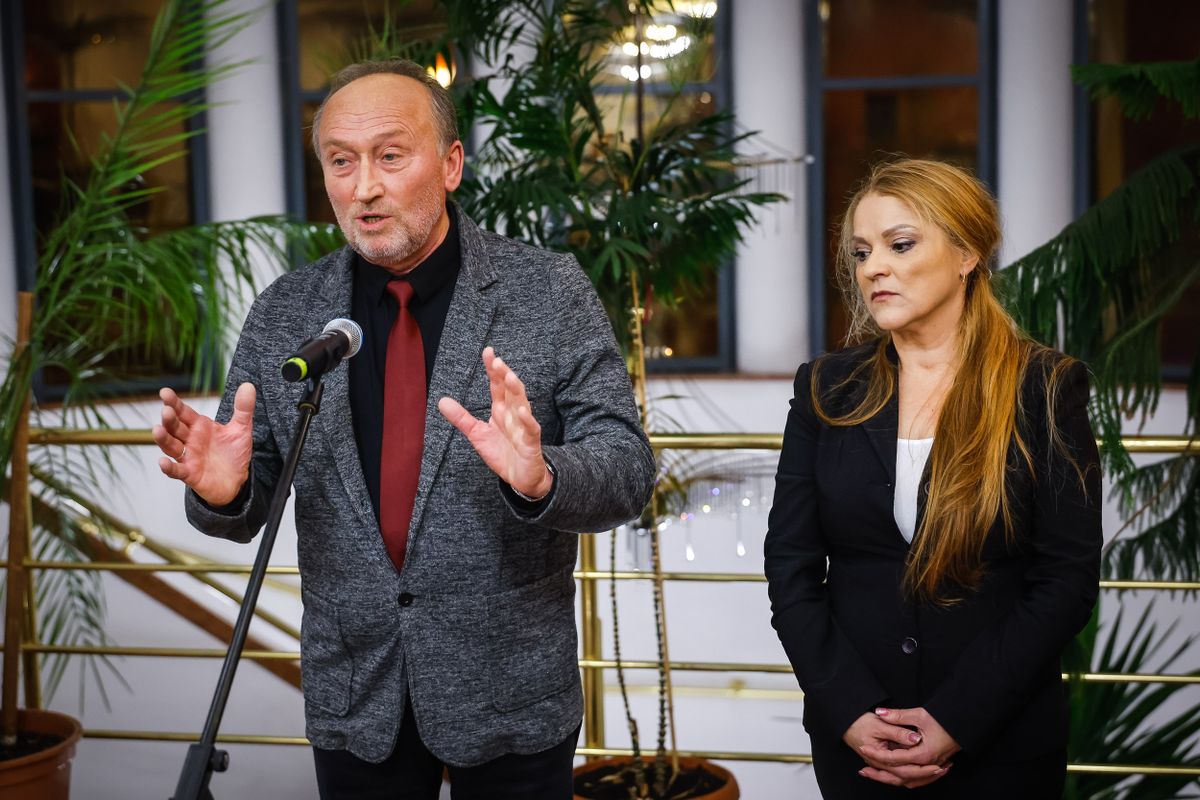 Blaskó balázs Vékony ecsettel aprólékosan festi meg a világ szépségeit ...
