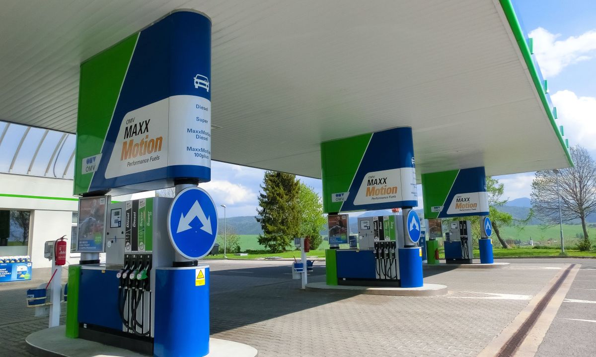 Necces a tankolás a sztrádán - lezárják az egyik benzinkutat az M3-ason