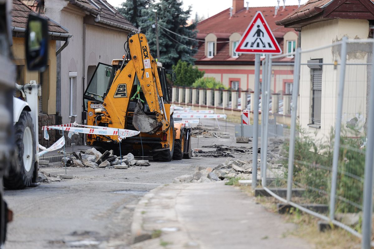 Lezárták a Régi Cifrakapu utcát Egerben, már dolgoznak a munkagépek + Fotók