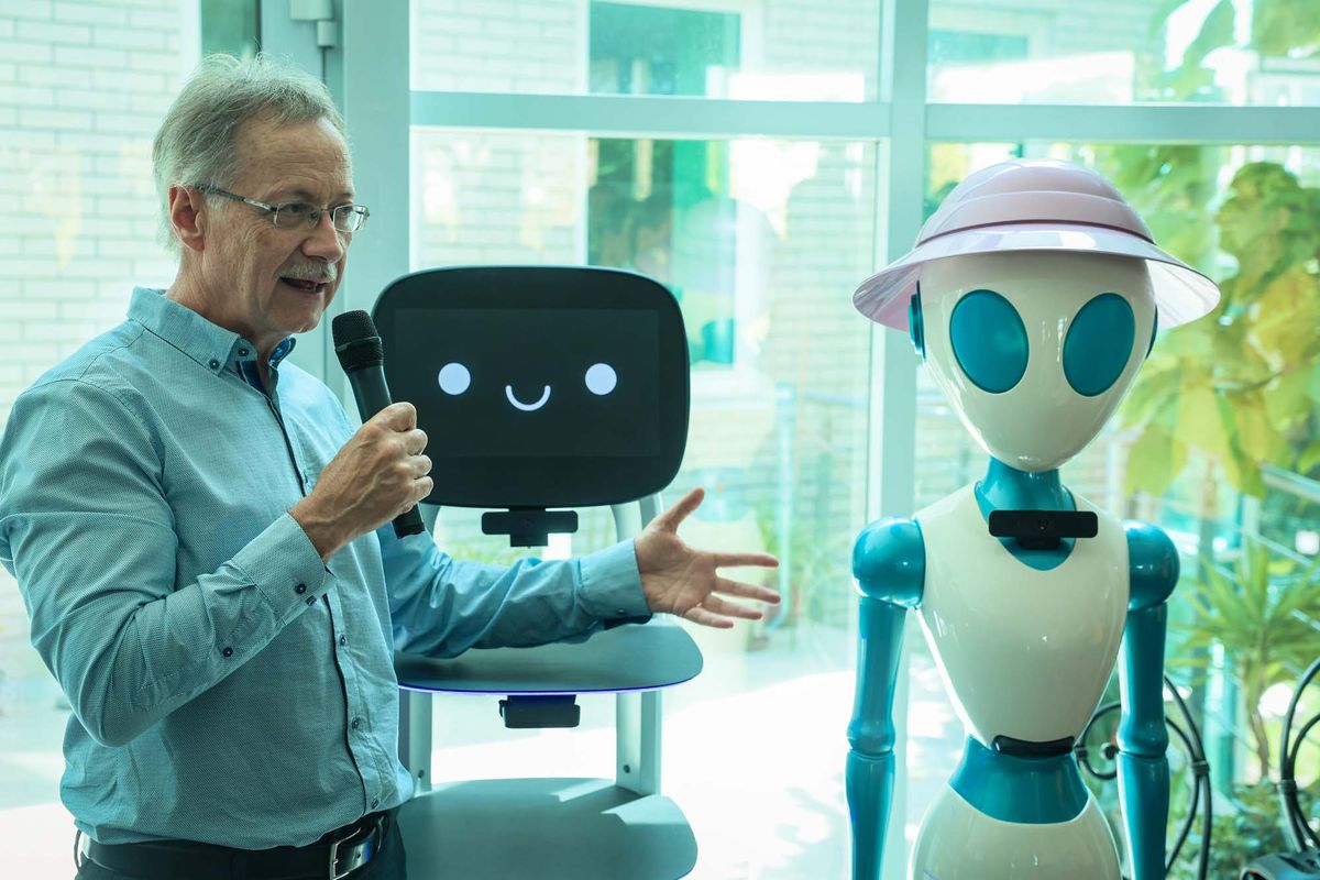 Humanoid robotot is bemutattak Egerben