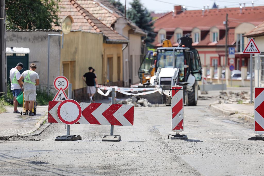 Lezárták a Régi Cifrakapu utcát Egerben, már dolgoznak a munkagépek + Fotók